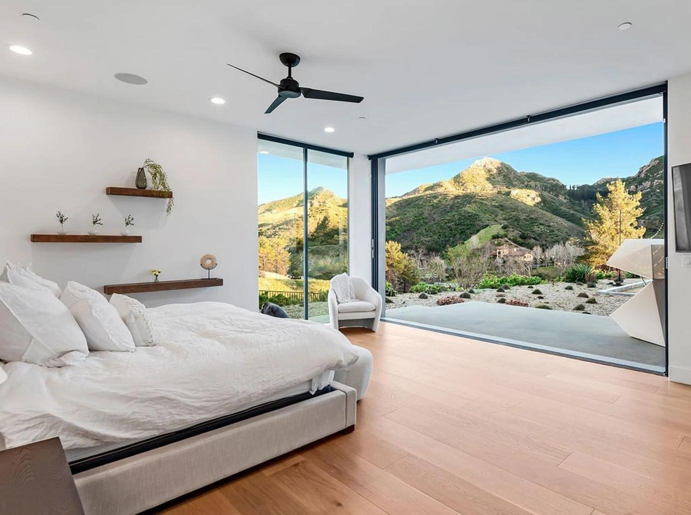 Taylor Lautner Lists Modern Mansion, Photos