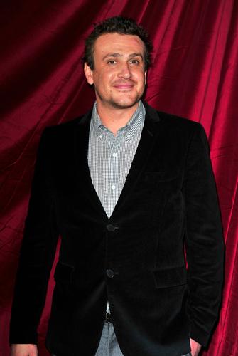 Jason Segel Gives His Best Muppet Face With Kermit the Frog
