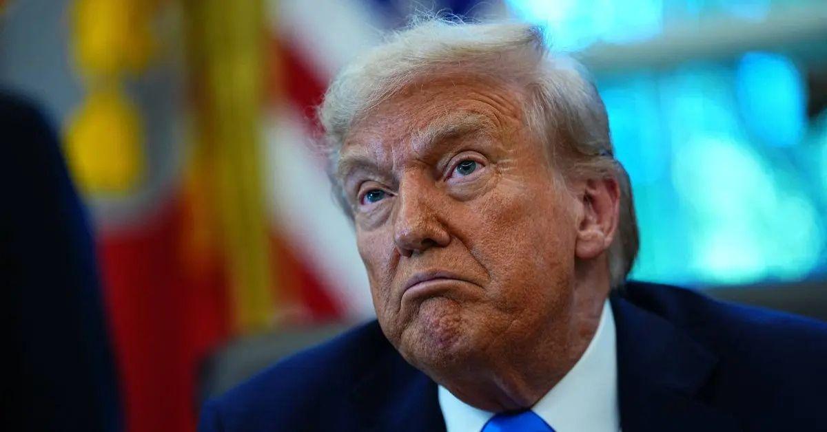 Donald Trump Trolled For Reading Private Note From Marco Rubio