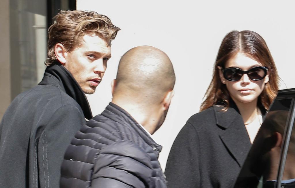 Austin Butler & Kaia Gerber Passionately Kiss After 'Elvis' Win