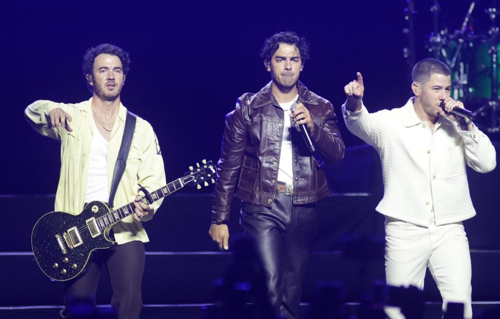 Nick Jonas Bolts Off Stage After Being Targeted By A Laser Pointer