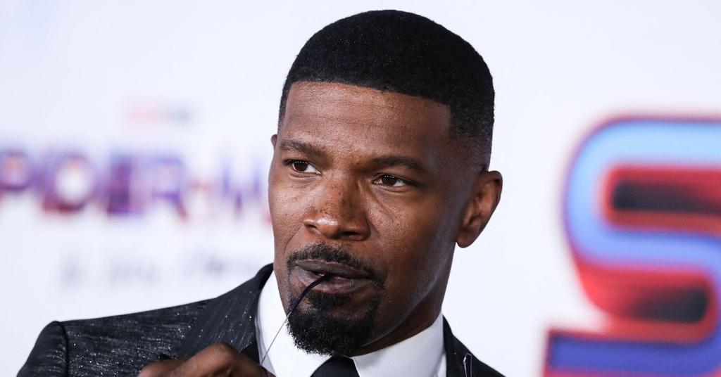 Jamie Foxx Smiles & Waves In First Sighting Since Hospitalization