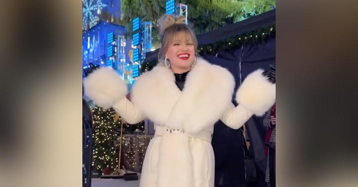 Kelly Clarkson Fans Rave Over Her Gorgeous Christmas Look: Photos
