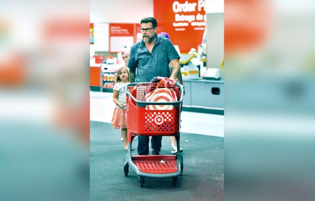 [PICS] Tori Spelling Spotted At Target Amid Money Problems