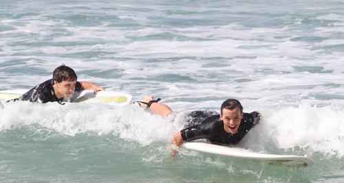 Louis Tomlinson & Liam Payne of One Direction Show Off Their Surfing ...
