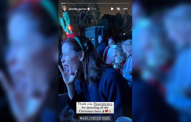 Jennifer Garner Sings At Mariah Carey's Christmas Concert: Photos