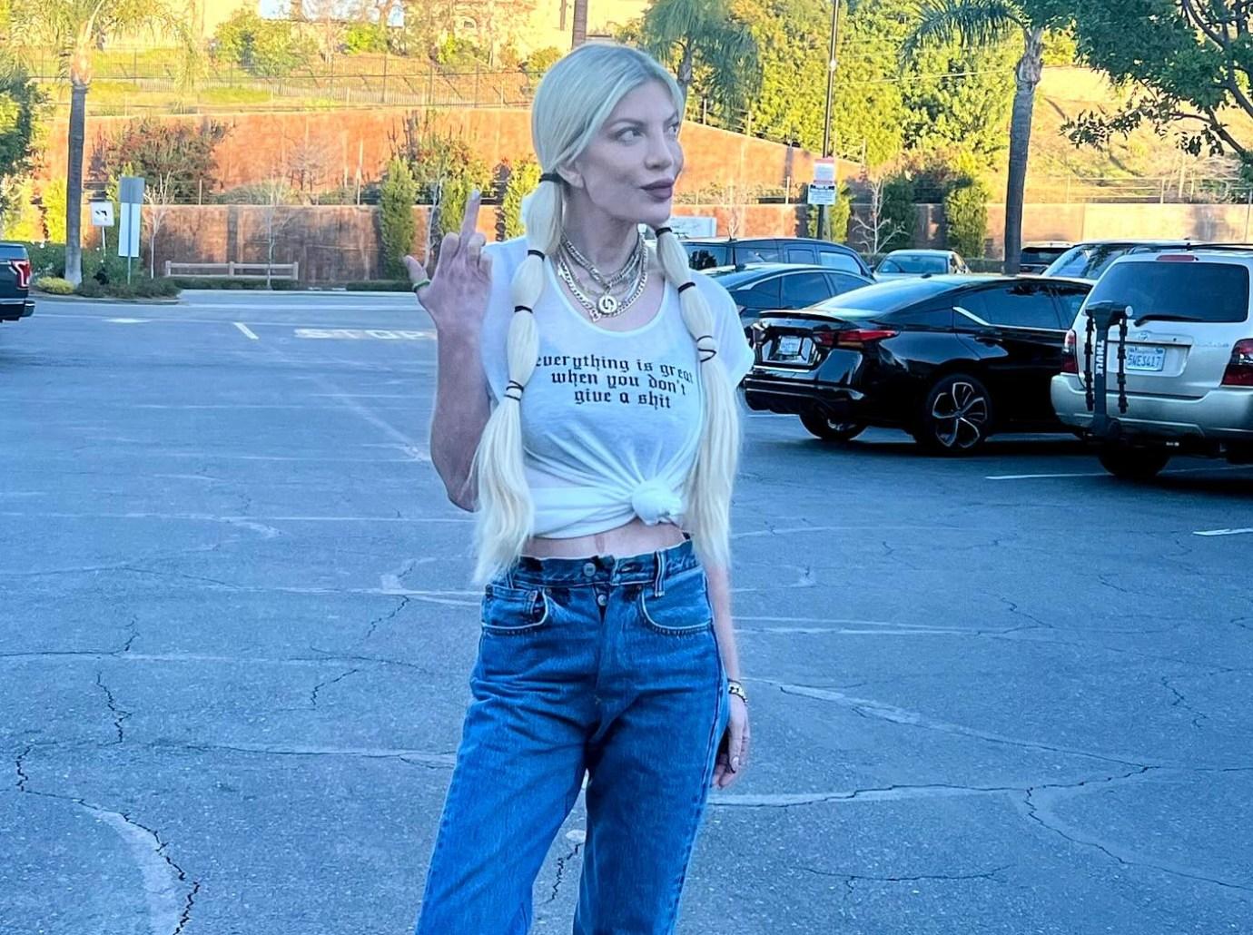 Tori Spelling Sends Sassy Message, Gives Middle Finger On Instagram