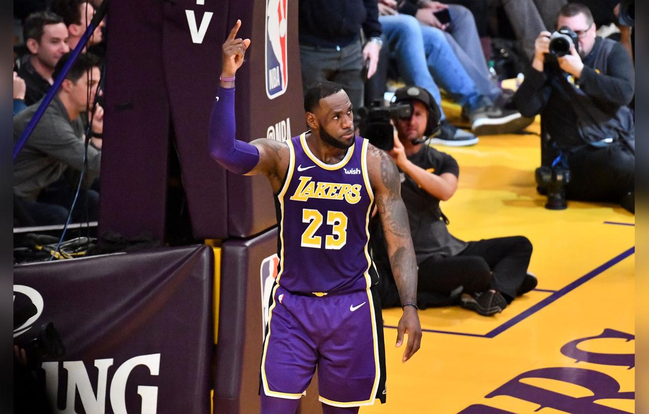 2 Chainz Gives LeBron James A Gold Necklace After His Historic Game
