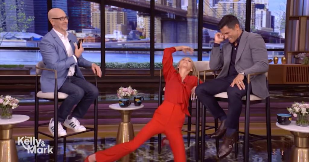 Kelly Ripa Collapses During 'Live' After Being 'Bored' By AI: Watch