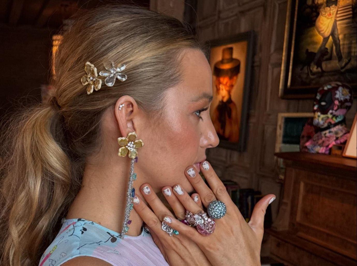 Blake Lively Has Floral Patterned 'Deadpool' Mask In NYC Home: Photo