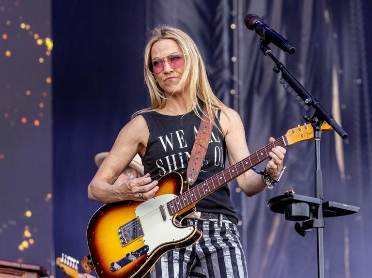 Sheryl Crow Looks Youthful While Celebrating Album's 30th Anniversary
