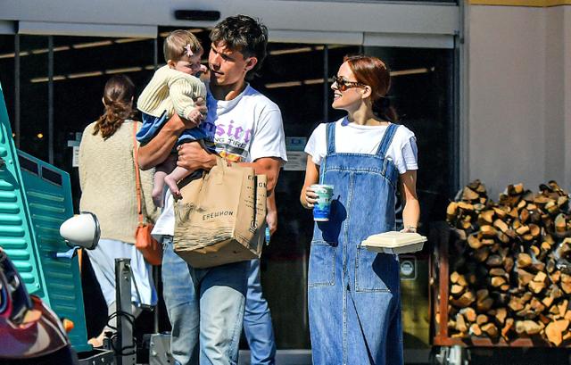 Riley Keough & Ben Smith-Petersen Take Baby Daughter On Grocery Run