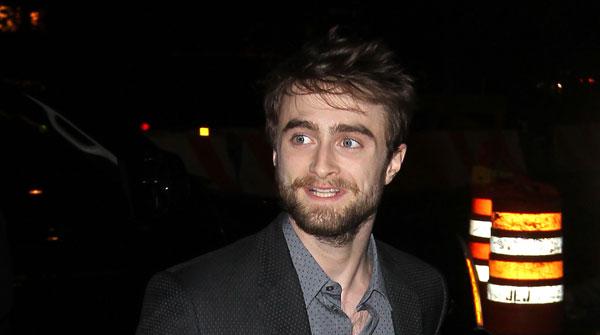 Daniel Radcliffe Signs Autographs and Snaps Selfies Galore With Anxious ...