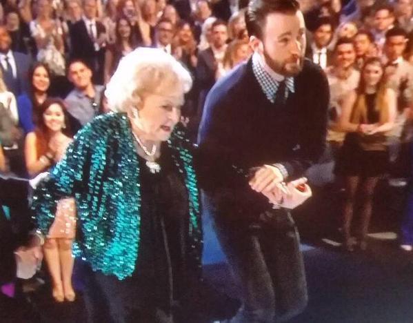 Betty White And Chris Evans Stole The Show At The 2015 People’s Choice ...