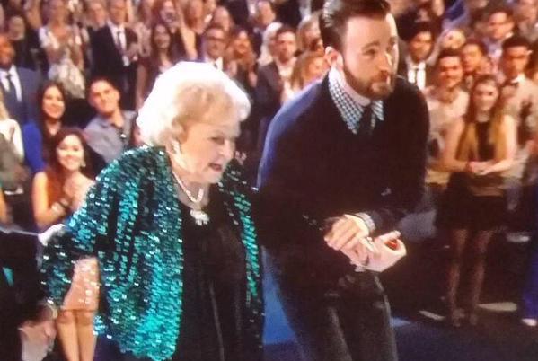 Betty White And Chris Evans Stole The Show At The 2015 People’s Choice ...