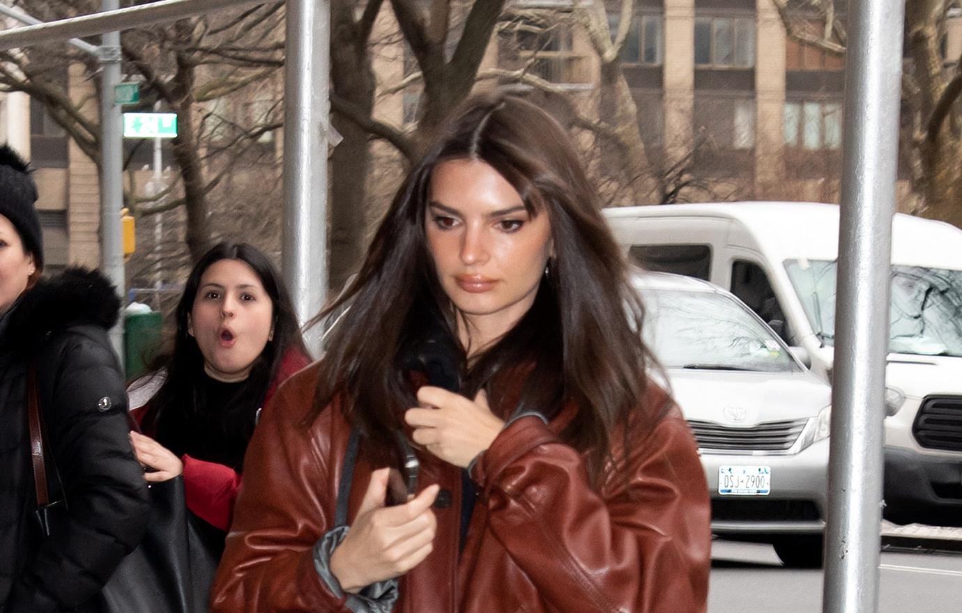 Emily Ratajkowski Debuts Short Bob Hairstyle & Bangs: Photo