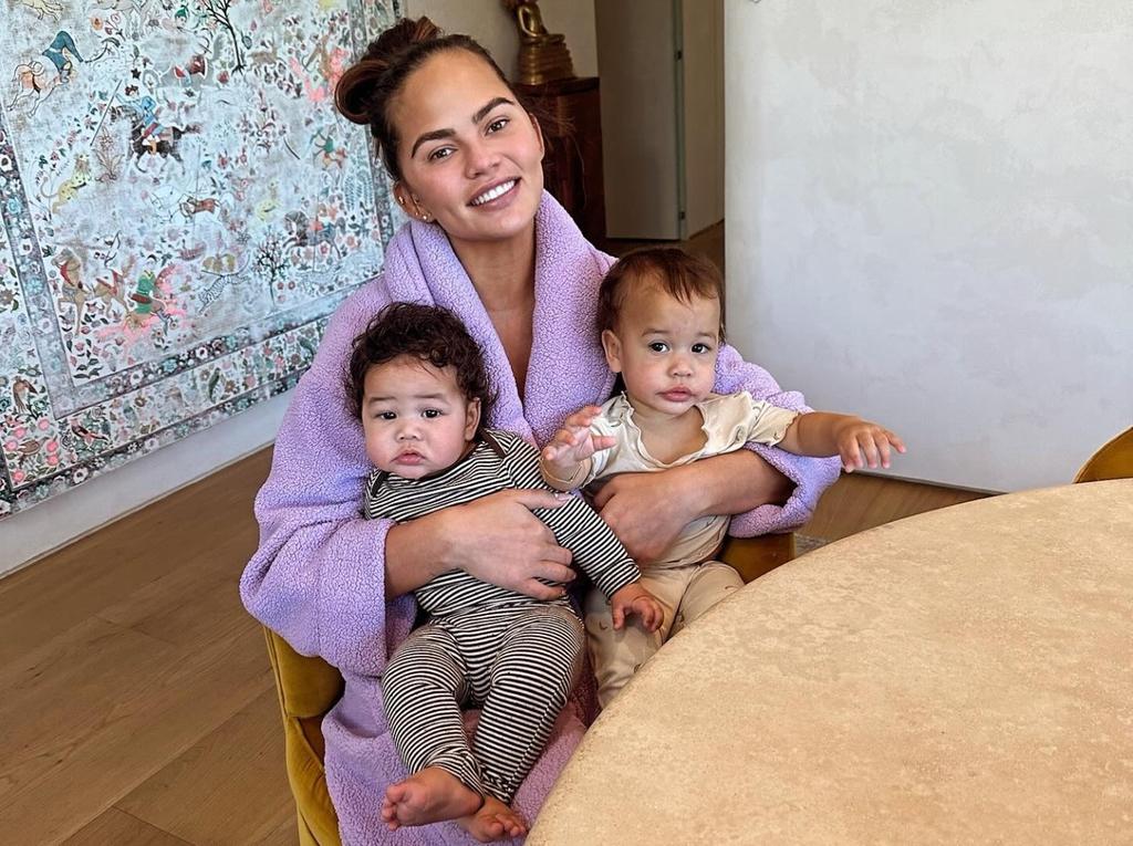 Chrissy Teigen Shares New Photo With Her 2 Babies Esti & Wren