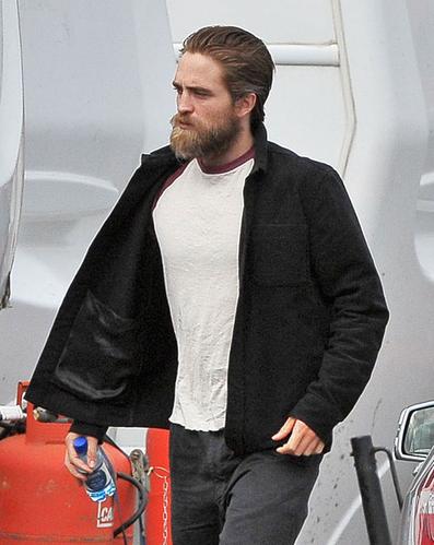 Robert Pattinson Looks So Different Now! See His New Burly Look For His ...