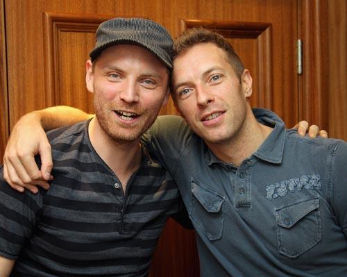 Chris Martin Shows Off Winning Smile in U.K.