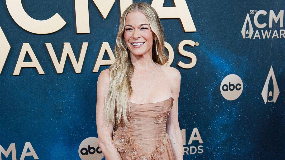 LeAnn Rimes Skips Filming To Get Blood Plasma Replacement Procedure
