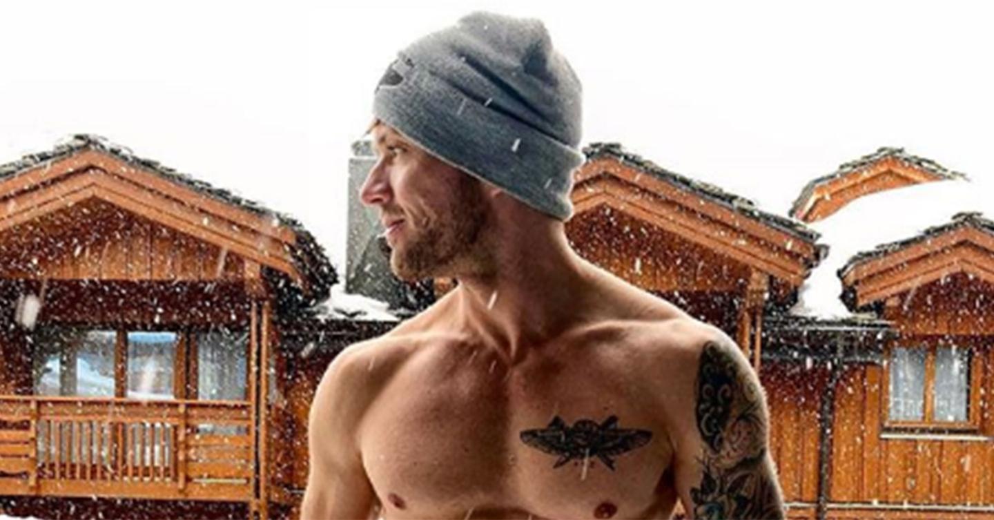 Ryan Phillippe Unveils His Washboard Abs In The Snow!