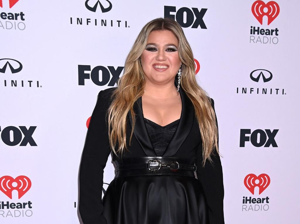 Kelly Clarkson Fans Rave Over Her Gorgeous Christmas Look: Photos