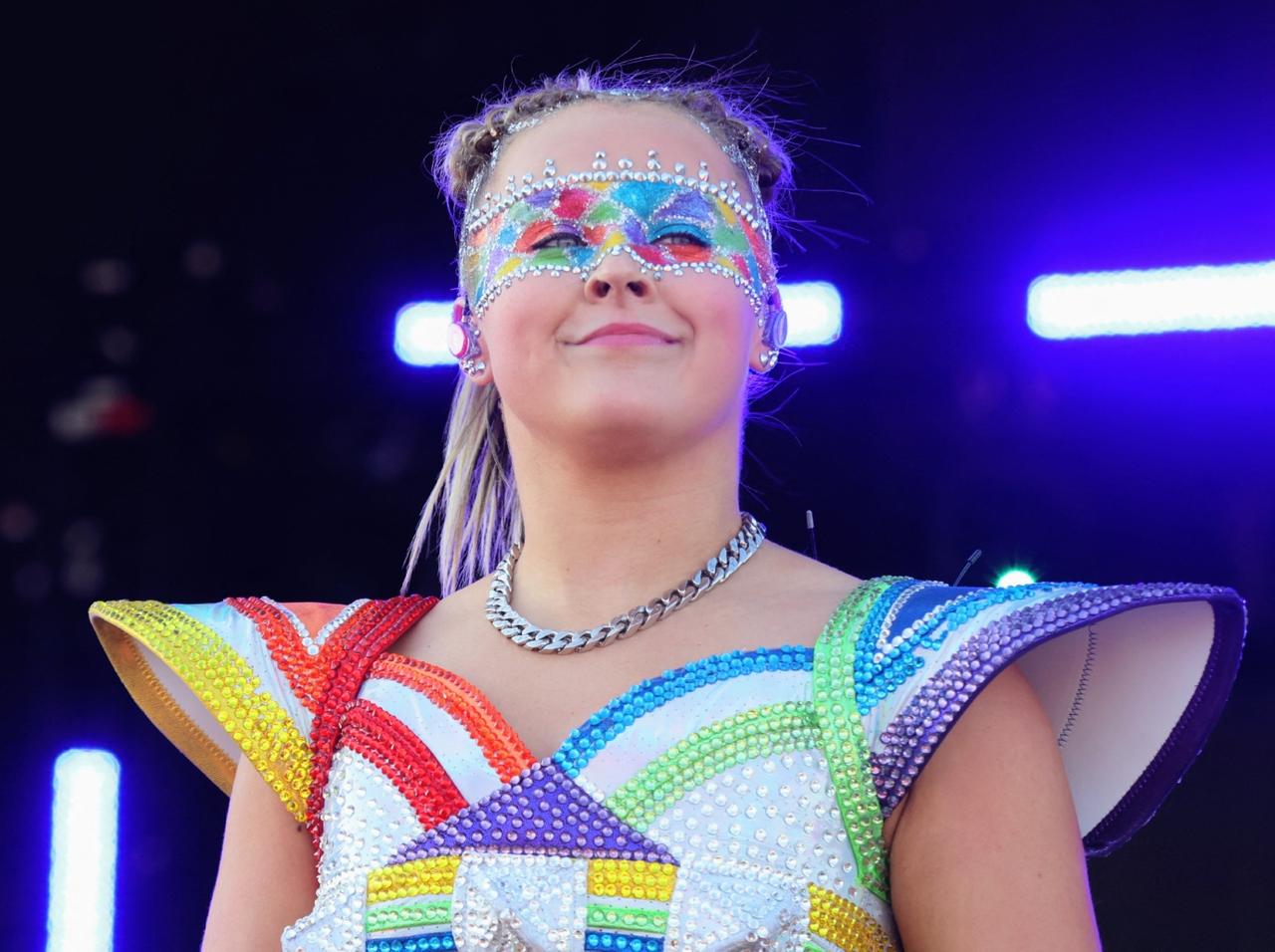 JoJo Siwa Thanks Beyonce During Awards Show Speech Amid Diddy Drama