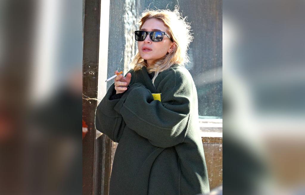 Mary-Kate And Ashley Olsen Brave The Cold To Smoke Outside