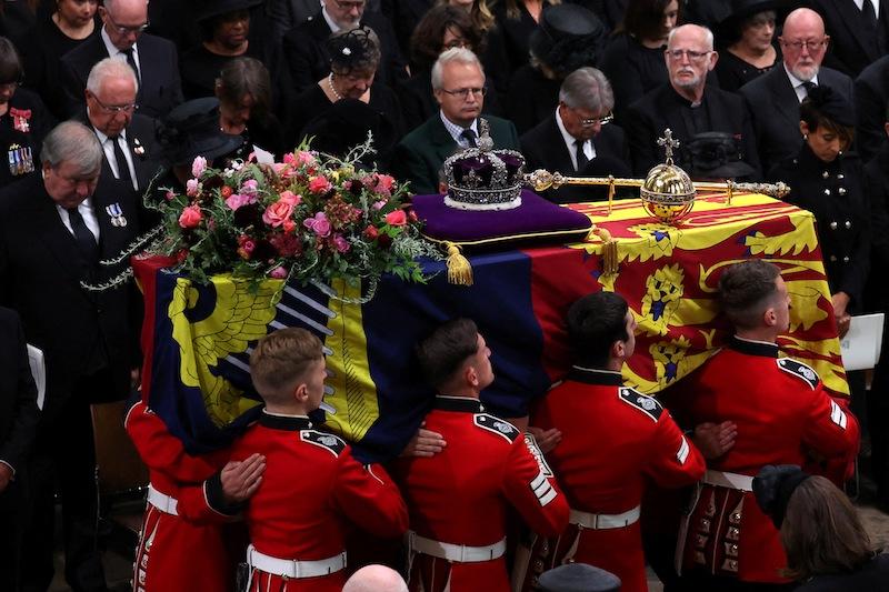 King Charles Cries At Queen Elizabeth's Funeral, Puts Note On Casket