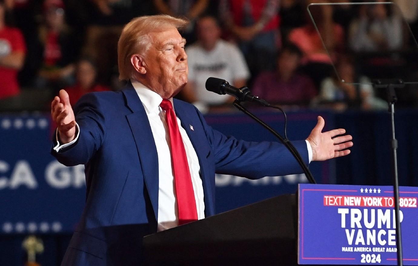 Donald Trump Stops Rally After Sign Falls On His Teleprompter