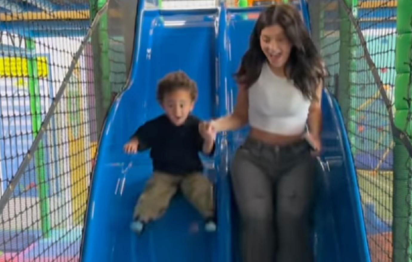 Kylie Jenner Praised For 'Cute' Makeup-Free Photo Alongside Son Aire