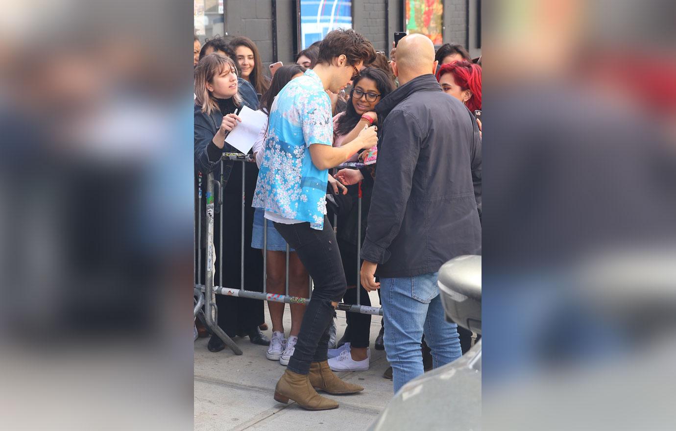 [PHOTOS] Harry Styles Accidentally Crushes Fan In A Shocking Crowd Surf ...