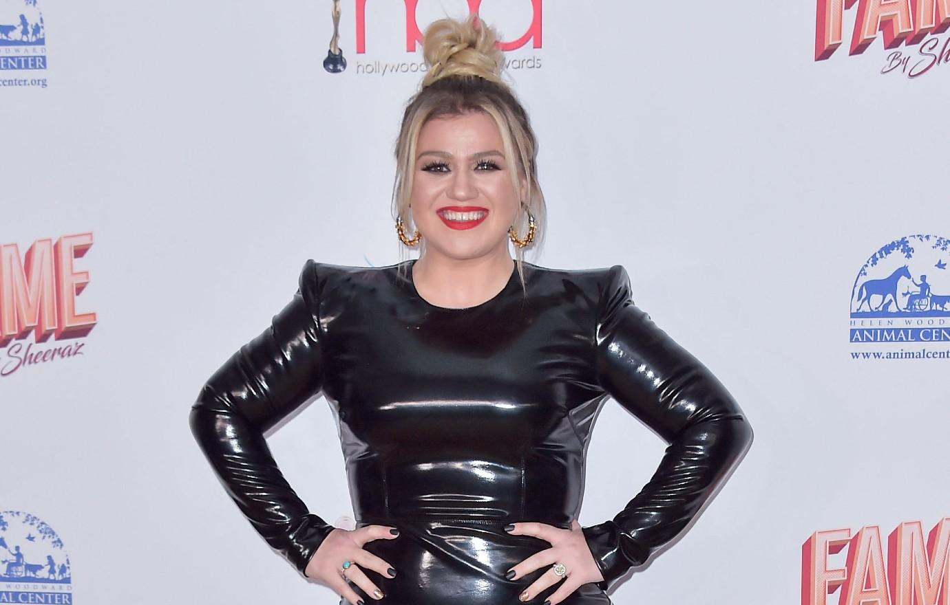 Kelly Clarkson Looks 'Stunning' As She Shows Off Her New Figure