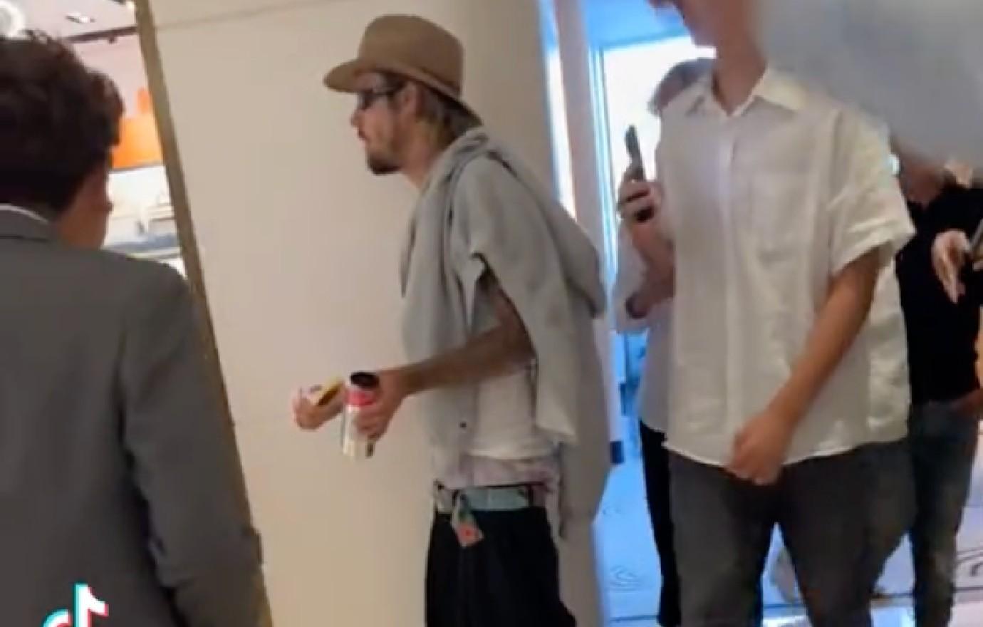Justin Bieber Yells At Kids As He Protects Pregnant Wife Hailey: Watch
