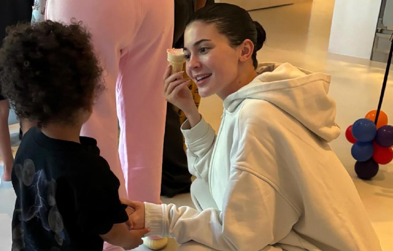 Kylie Jenner Praised For 'Cute' Makeup-Free Photo Alongside Son Aire