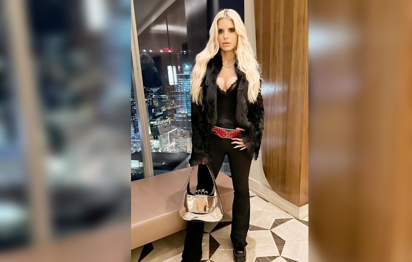 Jessica Simpson Shows Off Ample Assets During Night Out: Photo
