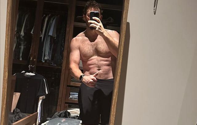 Chris Pratt Strips Down To Reveal 6-Pack Abs: Photo