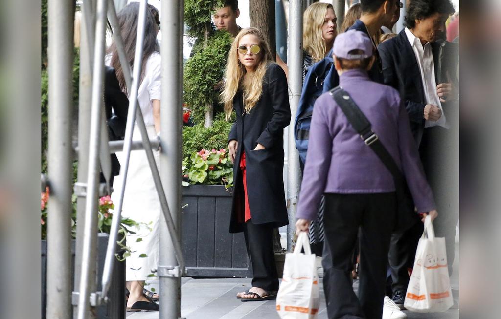 Mary-Kate And Ashley Olsen Smoking At NYFW