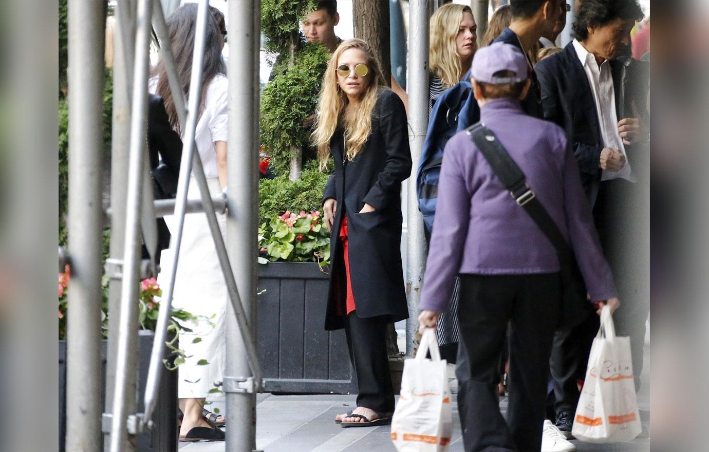 Mary-Kate And Ashley Olsen Smoking At NYFW