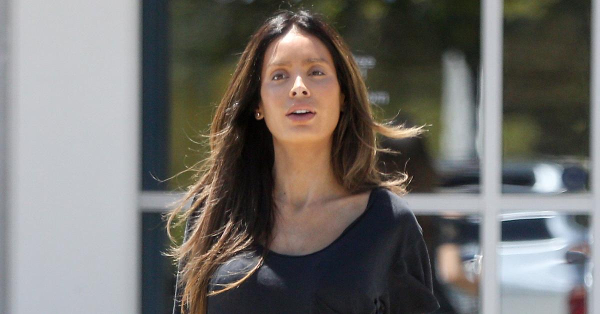 'Six-Pack Mom' Sarah Stage Shows Growing Baby Belly In These Pics