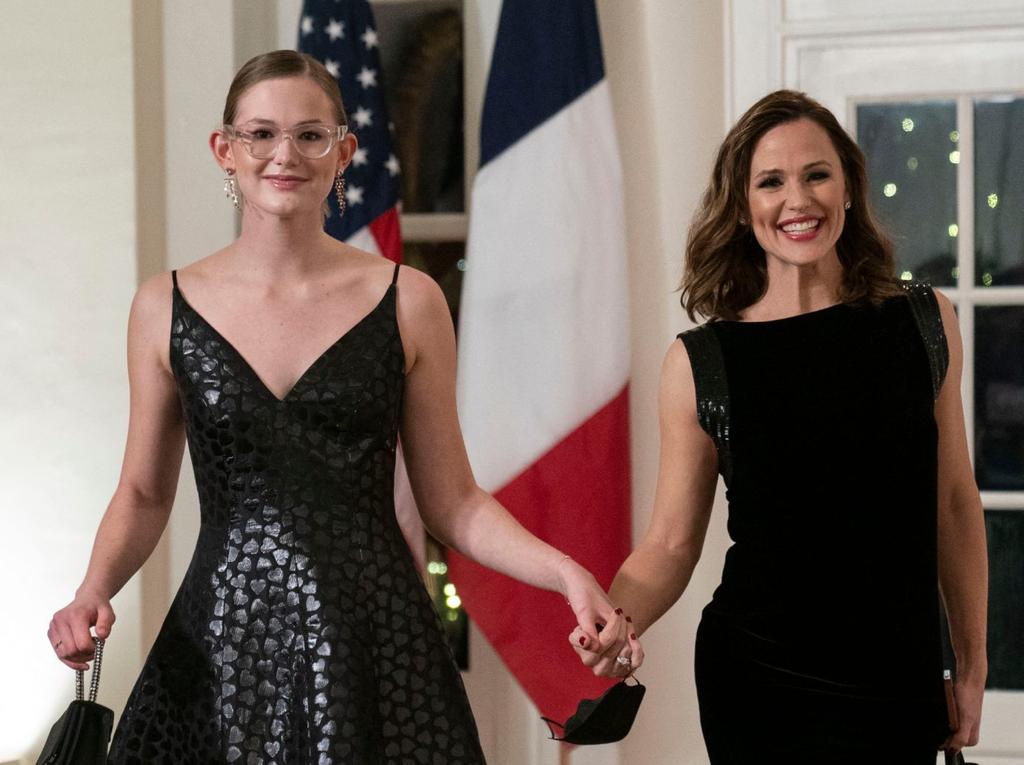 Ben Affleck & Jennifer Garner All Smiles While Dining Out With Kids