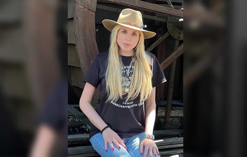 Billy Ray Cyrus & Girlfriend Firerose Spark Engagement Buzz With Ring