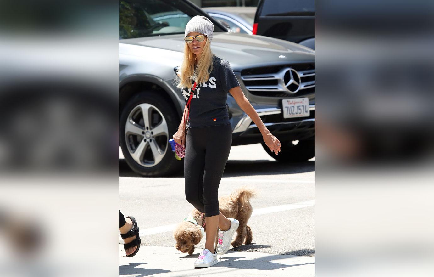 Jennifer Lopez Shows Off Her Firm Midsection In the Mediterranean