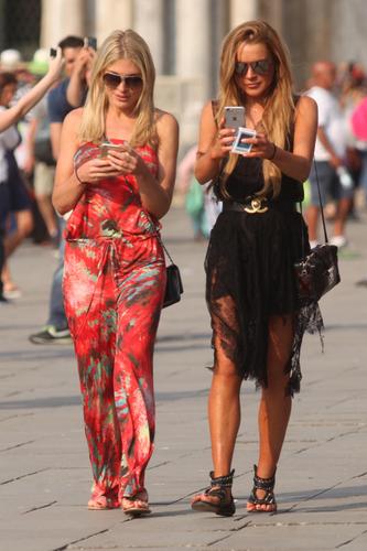 Faux Tan Faux Pas! Kylie Jenner’s Streaky Tan 12 Other Celebrity Spray ...