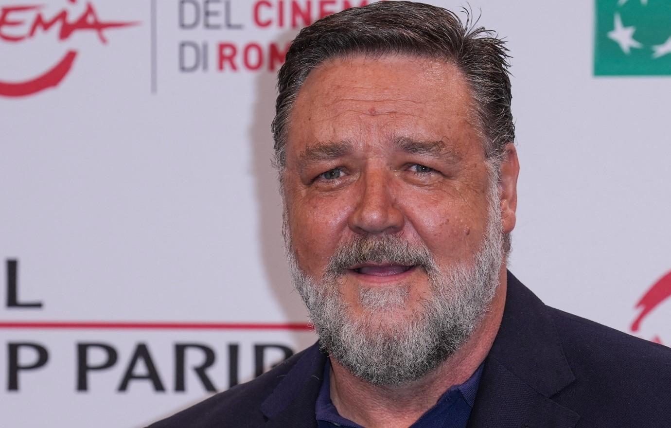 Russell Crowe Looks '20 Years Younger' After Shaving Face