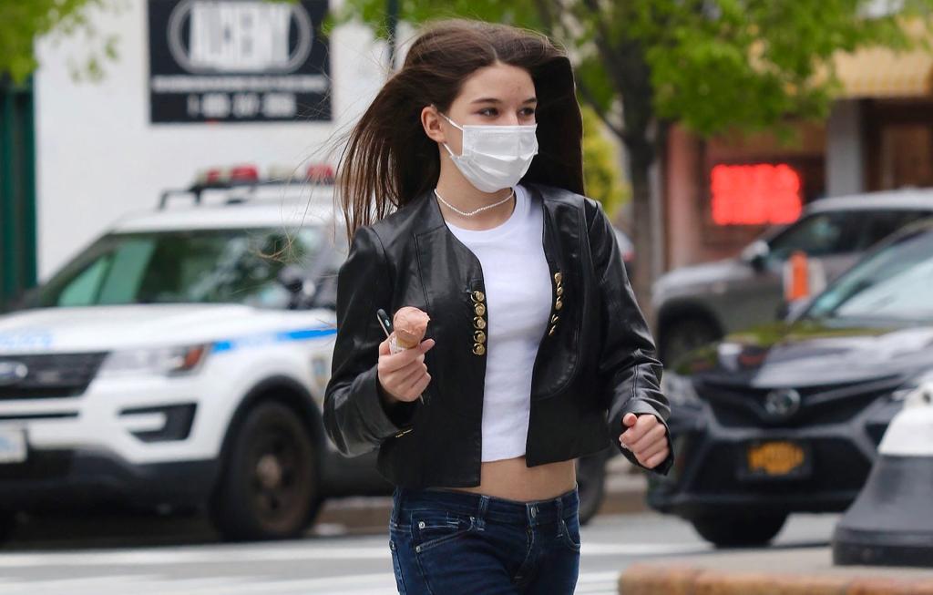 Suri Cruise Looks Carefree With Pal In NYC After Dissing Dad Tom