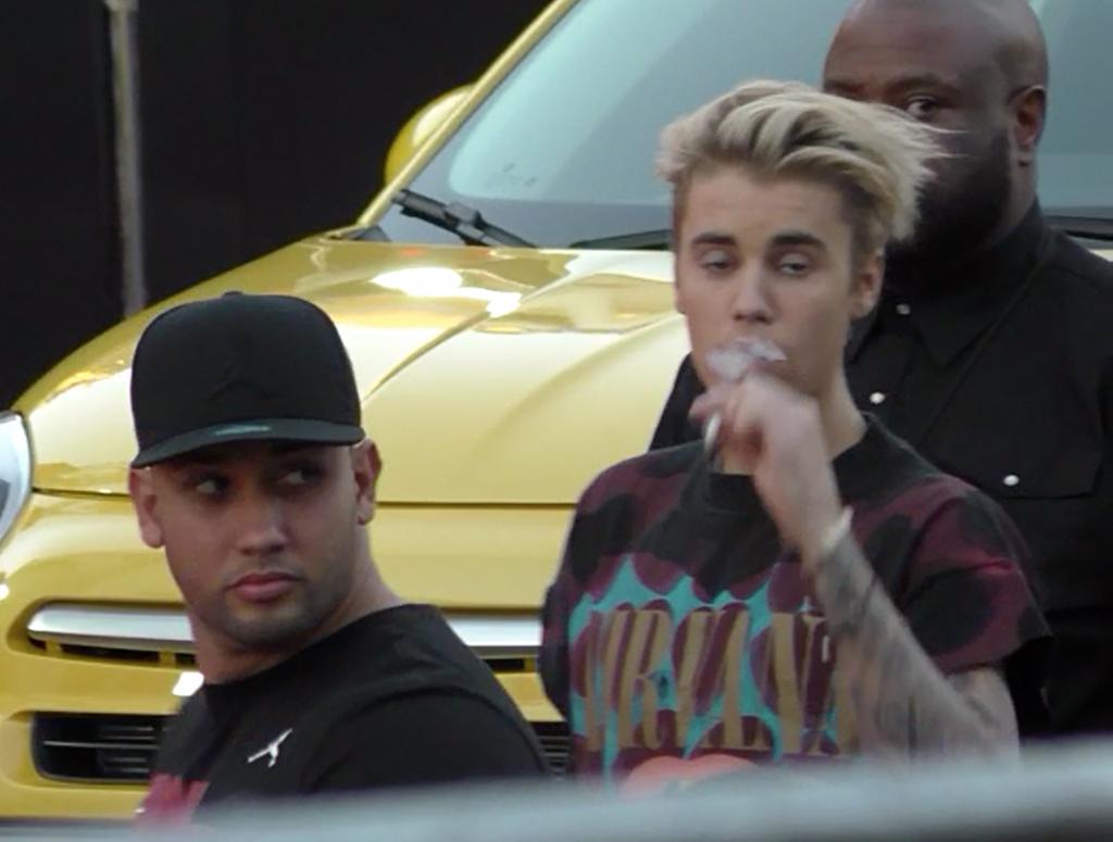 Justin Bieber Smokes Before Lip-Syncing At The 2015 American Music ...