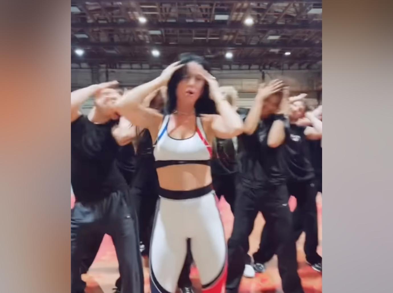 Katy Perry Flaunts Flat Abs During VMAs Practice: Photo