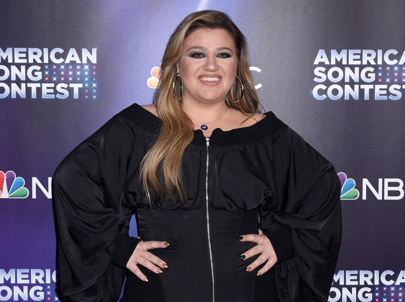 Kelly Clarkson Declines Fan's 'Hall Pass' Request During Vegas Show