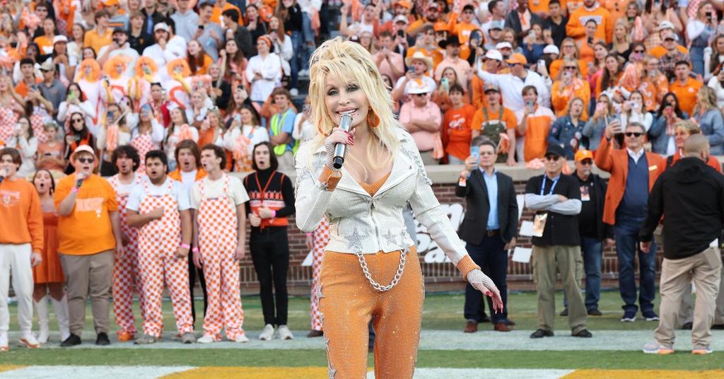 Dolly Parton Wears Dallas Cowboys Cheerleader Outfit At Halftime Show